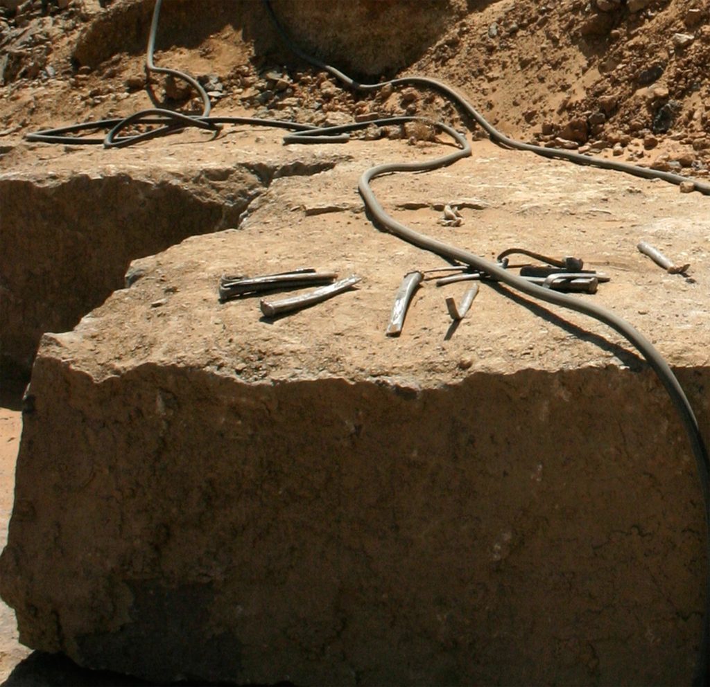 Mining of the Devonian limestone blocks. - Fossils.at